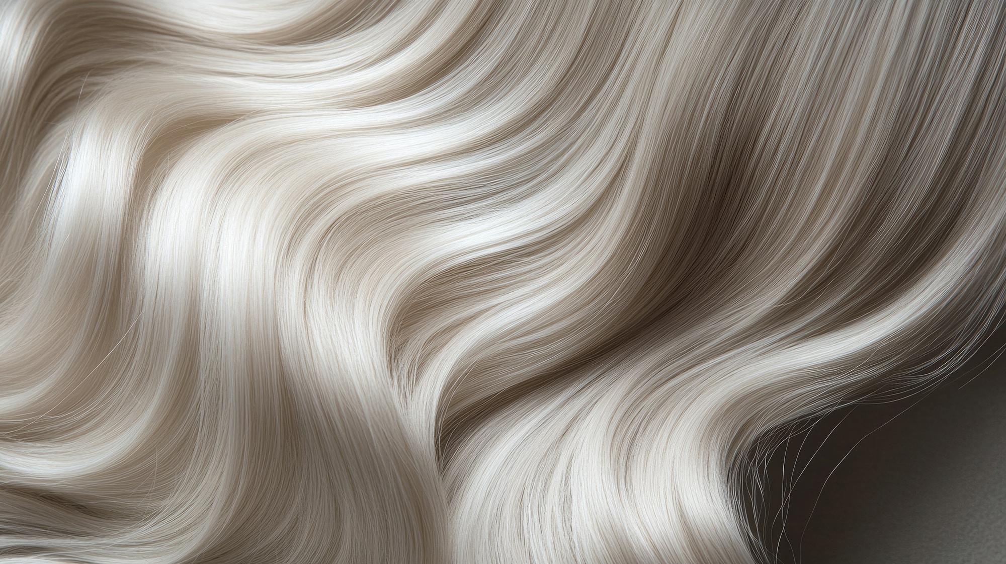 Capelli biondo freddo: a chi sta bene e trend 2025